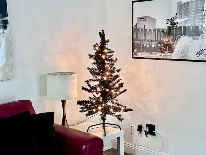 Two Miles To Strip. Heated Pool And Spa! - Las Vegas