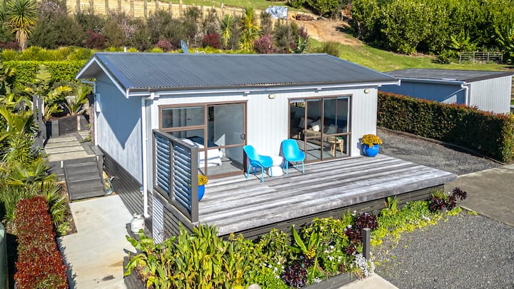 Hahei Beach Dolphin Cottage With
Air Conditioning - Hahei