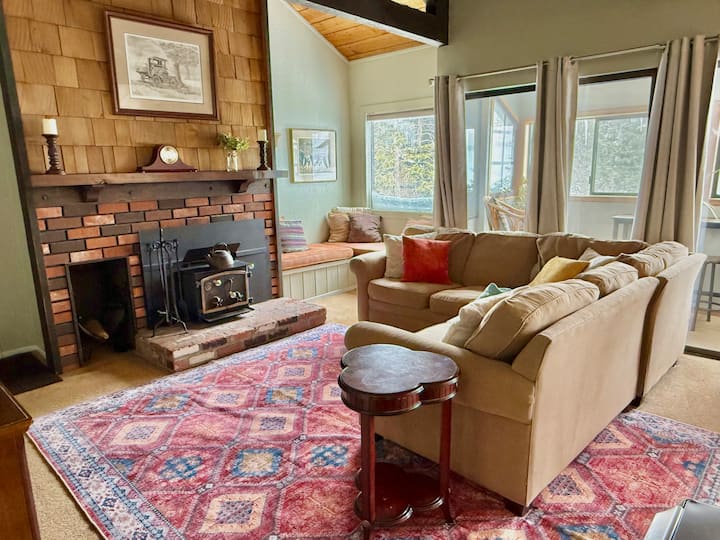 Charming Mammoth Getaway – Walk To The Village! - Mammoth Mountain, CA