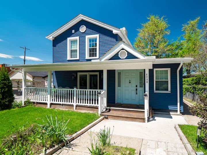 Cleveland 💙 Blue House - Cleveland