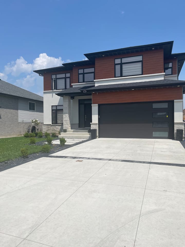 Luxury Modern Smart Home For Vacation - Windsor, ON, Canada