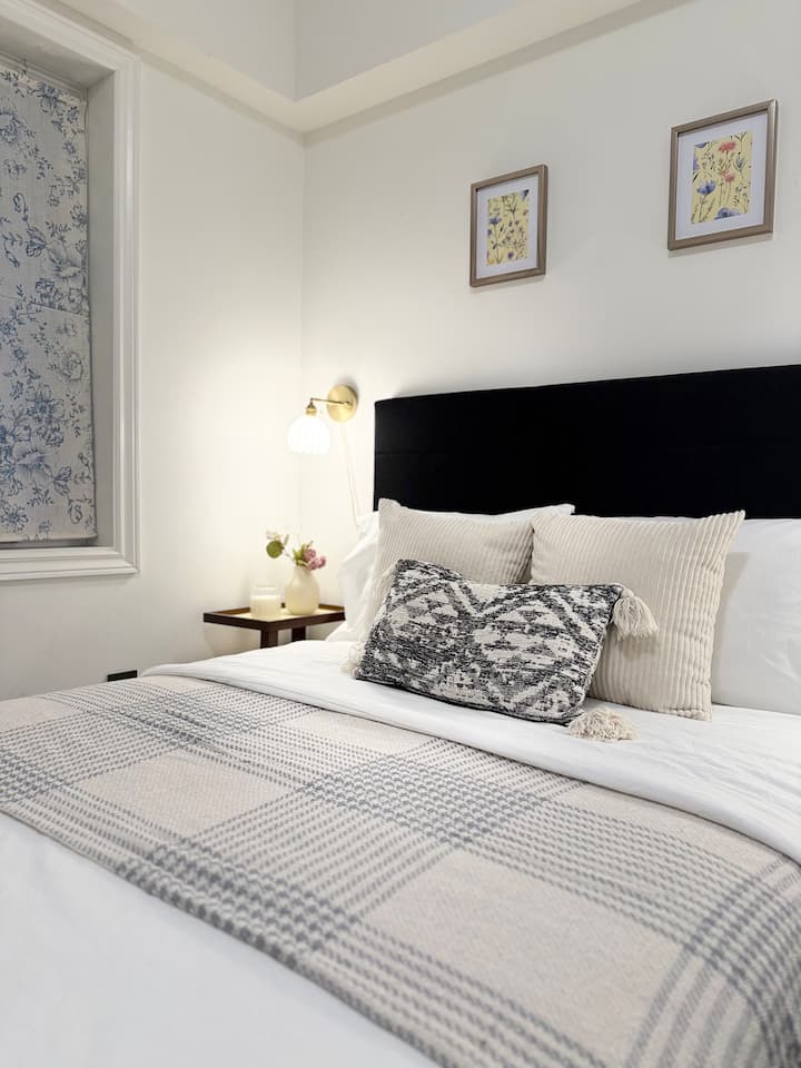 Stylish Beaches Suite, Private Terrace & Fireplace - Toronto
