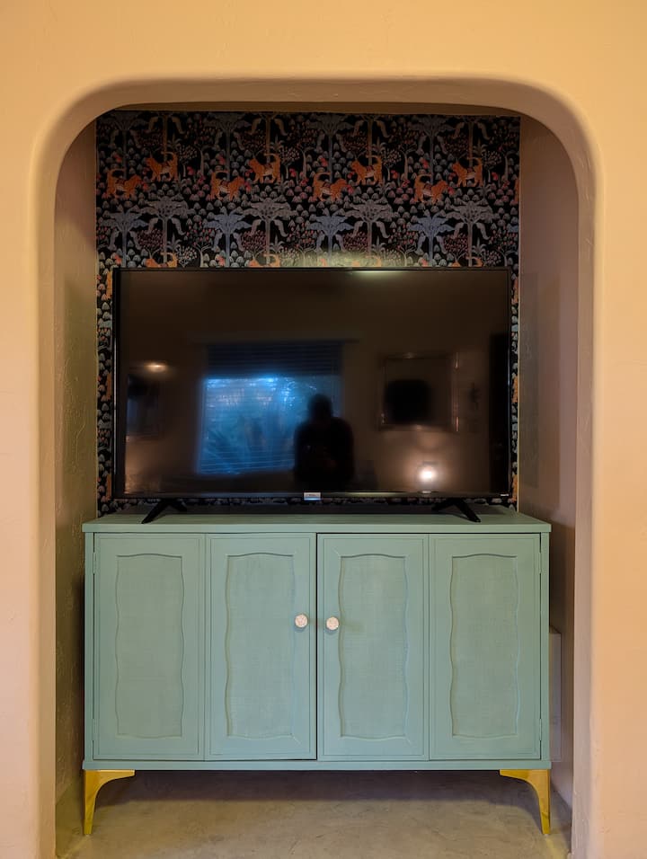Elm Bungalow: Chic Desert Retreat & Walkable Gem - Arizona
