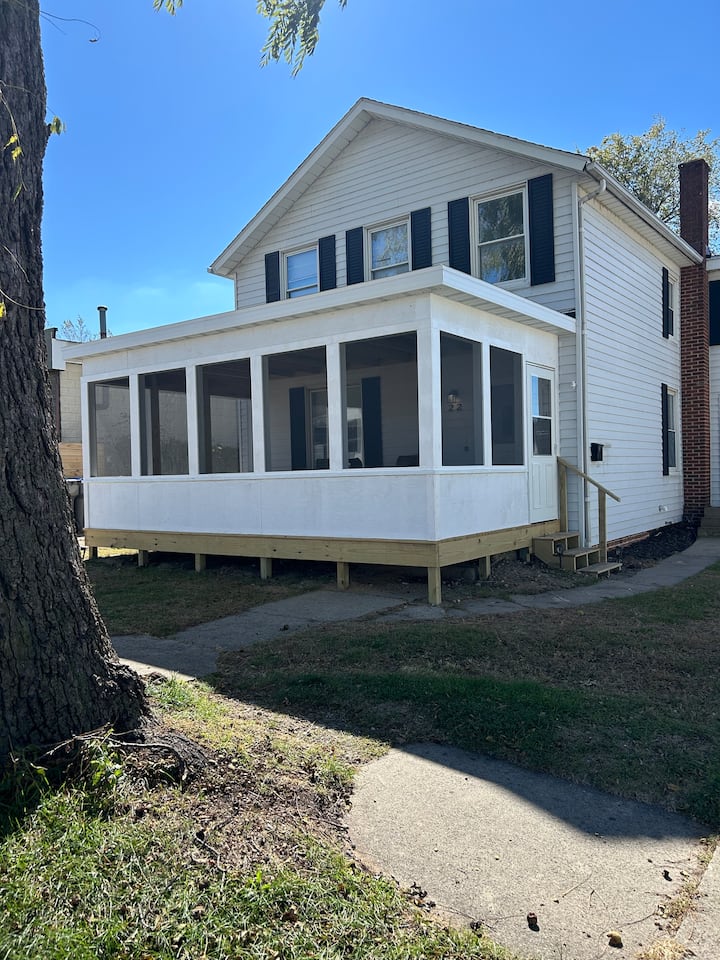 Walnuthouse! Walk Beach- Private Xl Screen Porch - Union Pier, MI