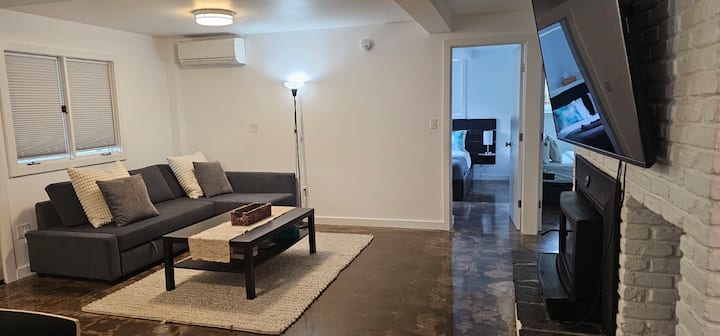Large2-bedroom Unit W/ Large Living Room & Laundry - Burlington, VT