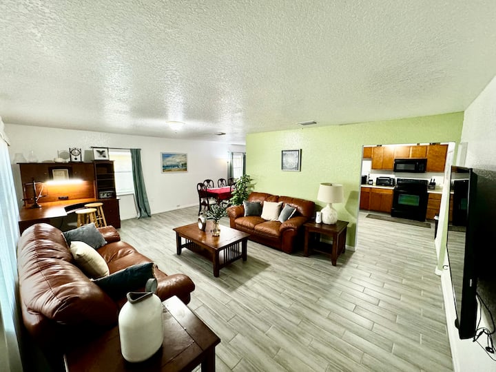 Stunning Central Tampa Home 5bd/2bth Sleeps 14 - Tampa, FL