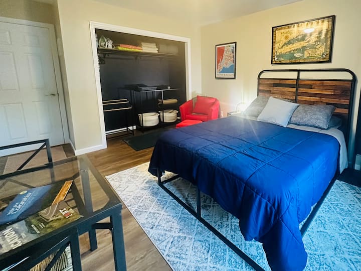 Peaceful & Private Room + Bath, 2 Miles To Beach - Bellport, NY
