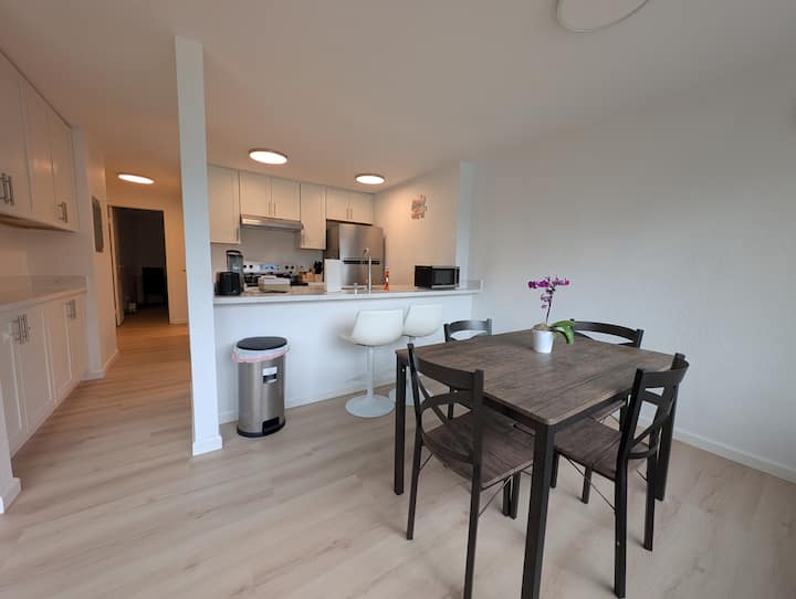 Charming Bellevue Getaway W/free Parking - Bellevue, WA