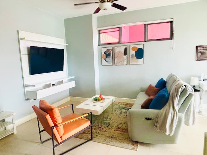 Modern Condo/gated/ Pool/ Gym/wifi/ac/ Hot Water - Kingston, Jamaica