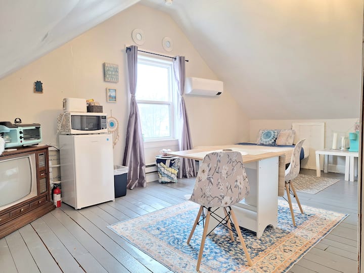 Entire Loft: King Bed & Pool View - Granma's Attic - New Glasgow