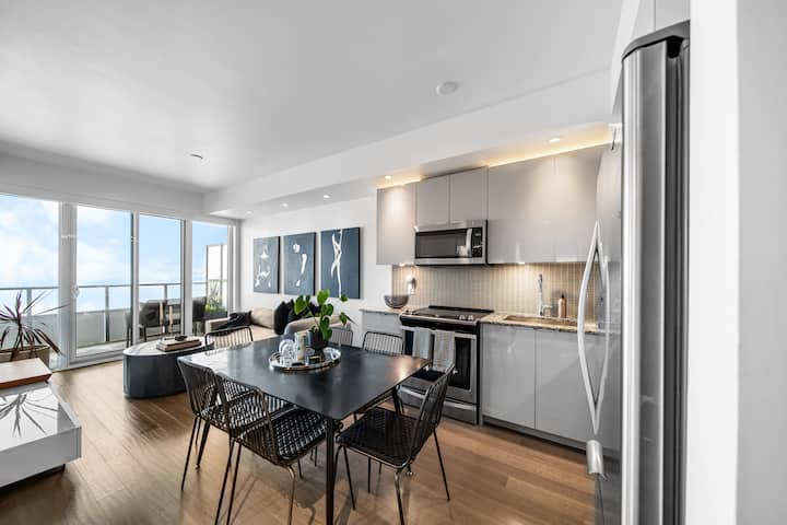 Modern Lake View Condo W/ Pool & Gym| Sherway Mall - Toronto