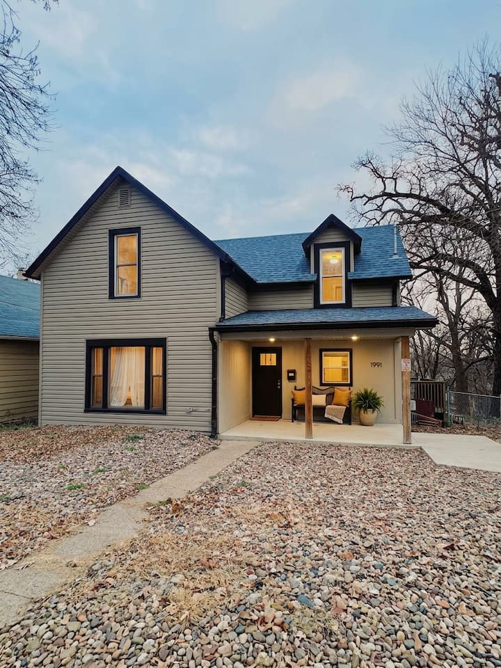 Clean & Stylish Modern Home In Downtown Dsm - Des Moines, IA