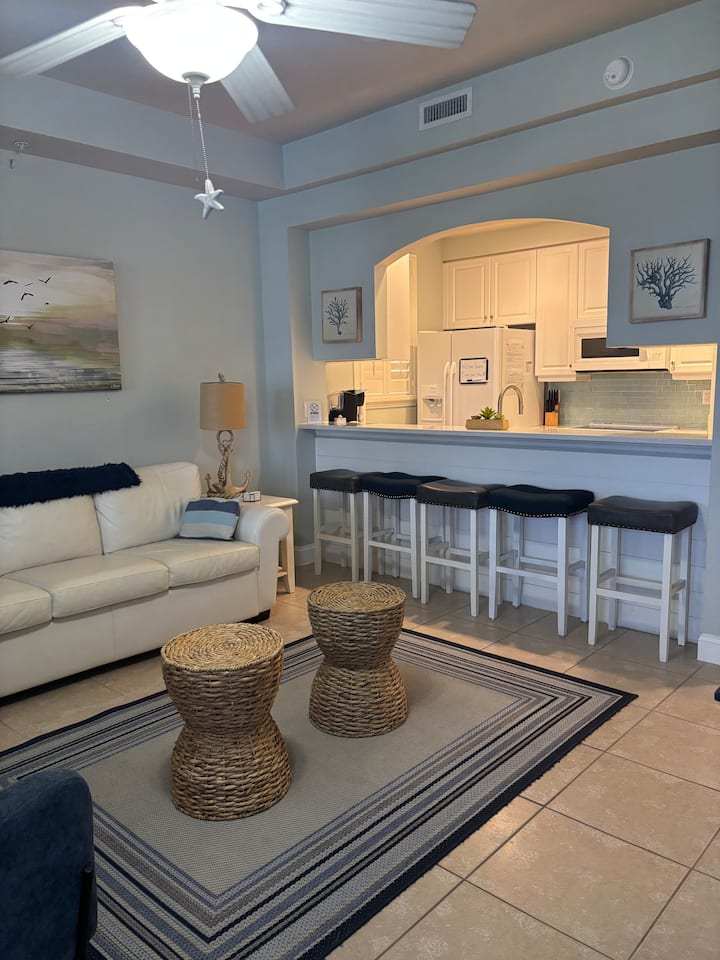 Relax Fmb Gulf Views/ Pool Beautiful 2b/2b Condo - Fort Myers Beach, FL