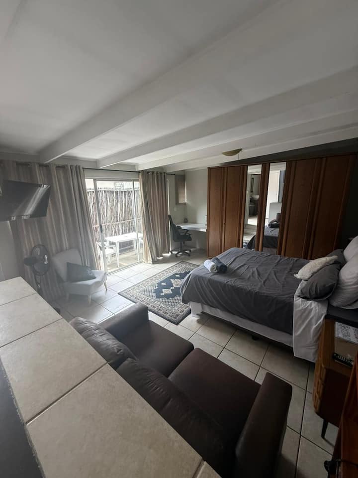 38a- Spacious Self Catering Unit With Power Backup - Johannesburg