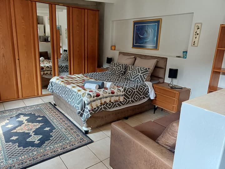 38a- Spacious Self Catering Unit With Power Backup - Randburg