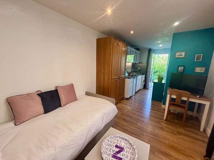 ►La Metanoia, Charmant Studio + Terrasse + Clim - ibis budget Toulouse Colomiers