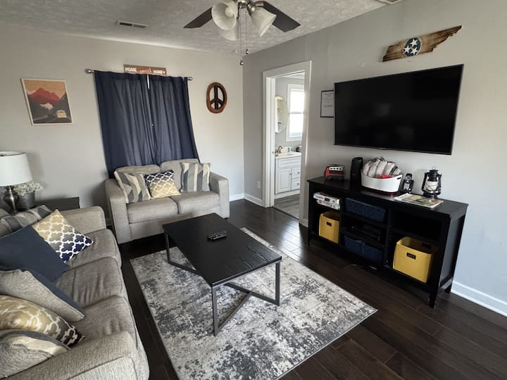 Hilltop Hideout · 10 Minutes From The Airport · Full Kitchen · Fast Wifi + Smart Tv's W/ Cable · 30 Min To Smoky Mountains · Super Host X4! - Maryville, TN