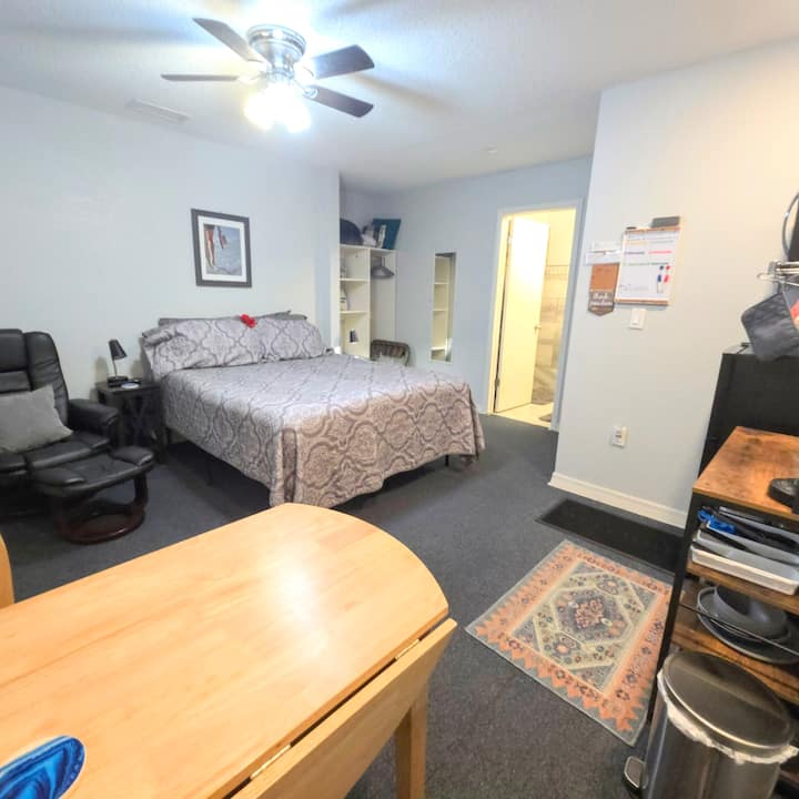 Cute Clean Studio Apt  W/privacy Fenced Courtyard! - Pinellas Park, FL