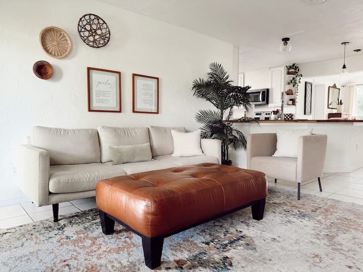 Bright + Cozy Cottage! 10 Min To Downtown + Beach - Vero Beach, FL