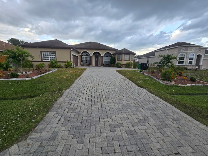 A Slice Of Paradise Pool And Pool Table - Port St. Lucie, FL