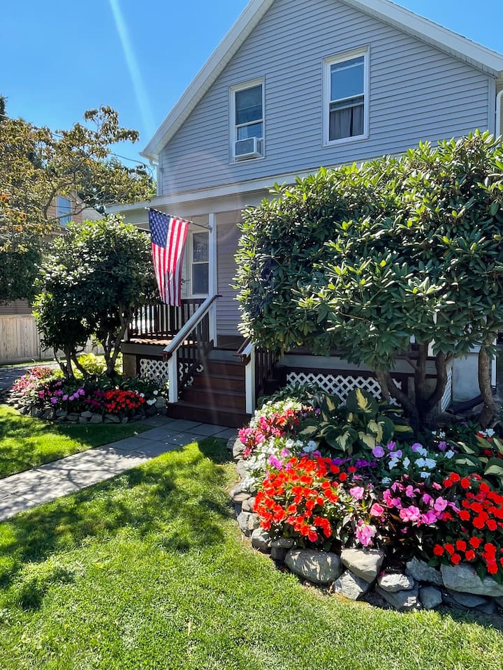 Cozy Beach Cottage- Blocks From Town And Beach - Jamestown, RI