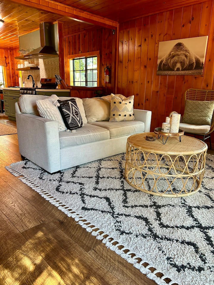 Adorable 2br Cabin With Deck - Crestline, CA