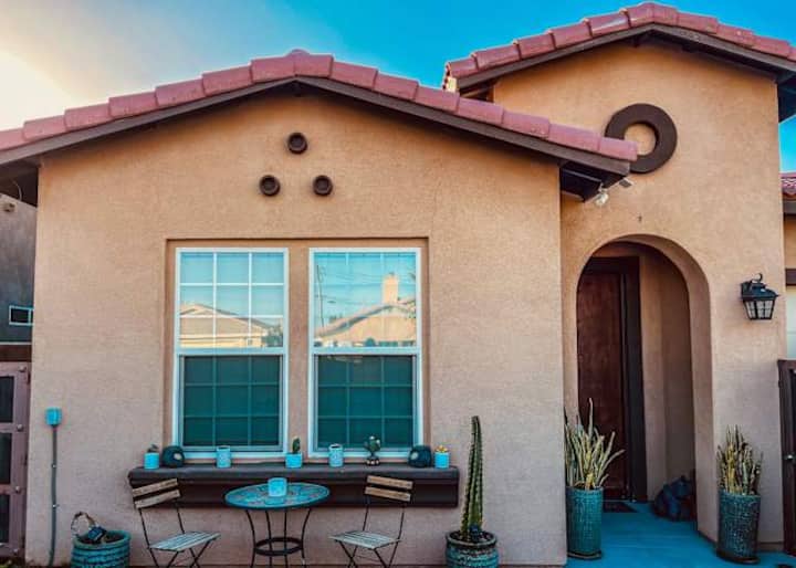 A Spacious Retreat Offers Breathtaking Views. - Indio, CA