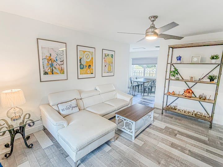 Lovely & Comfy Haven: Walk To Beach, Yard, Parking - Pompano Beach, FL