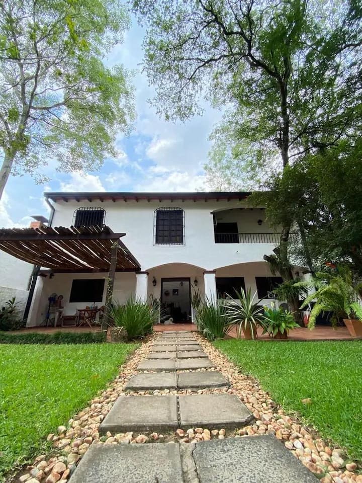 Agradable Casa Con Piscina, En En El Centro. - Paraguay