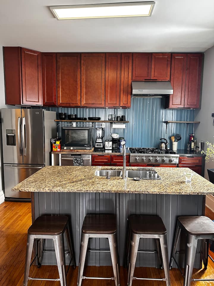 Downtown Victorian• Wood Fireplace •Chef's Kitchen - Smiths Falls