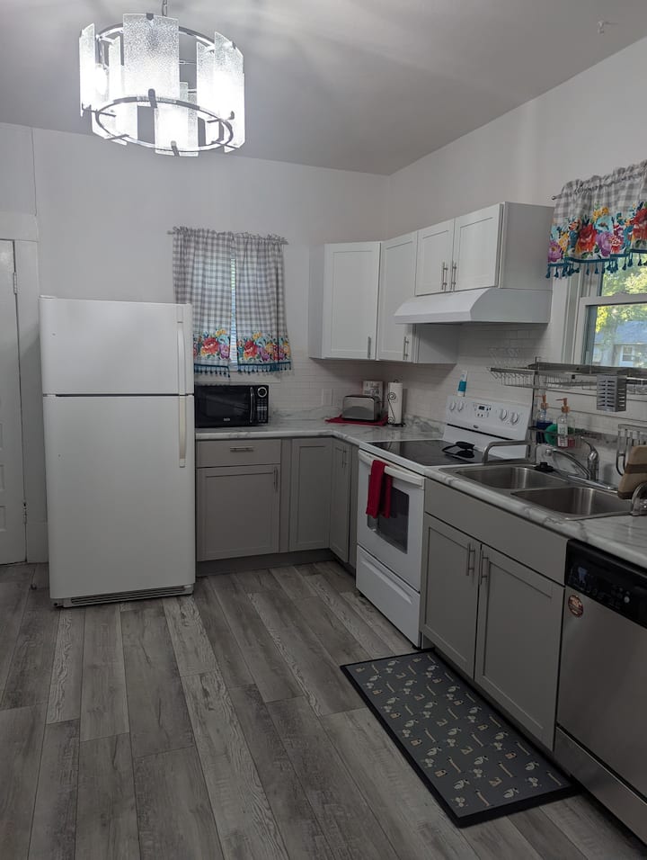 Comfortable 3 Bed Home, Close To Downtown. #Iron - Salina, KS