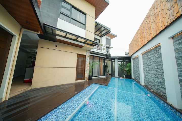 4 Bedroom Modern Villa With Pool | The Pad Moderno - Angeles