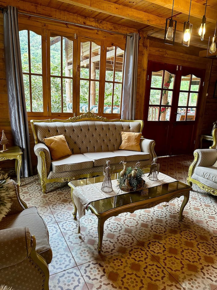 El Refugio De Los Monge  
Dieciséis Huéspedes. - Peru