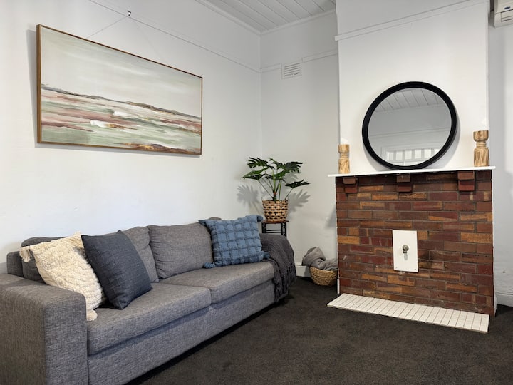 Spacious & Private 1br Cottage - Wagga Wagga