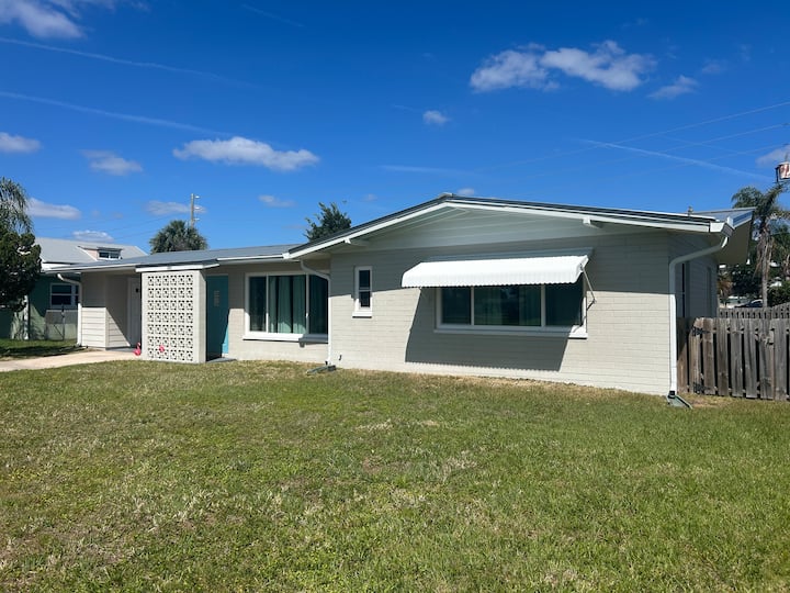 Classic Mid-century Modern For Beach Lovers - New Smyrna Beach, FL
