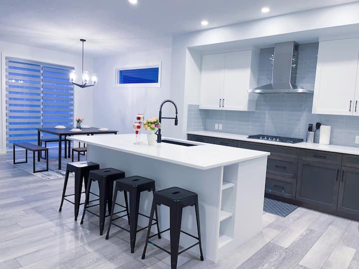 Brand New Luxurious Nw Home Near Calgary Airport - Calgary