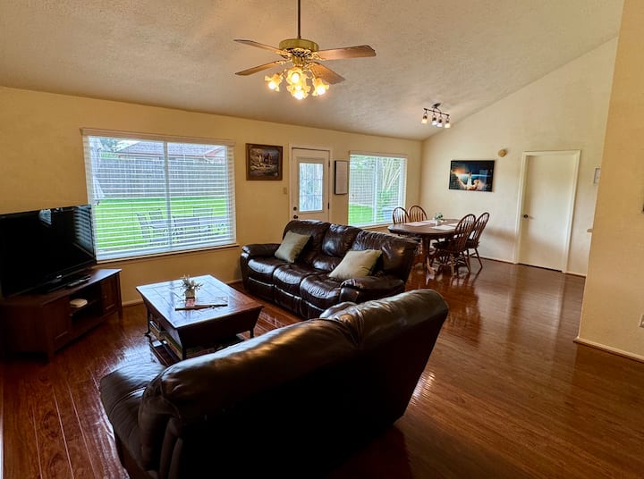 Comfortable Spacious 4 Bedroom Quiet Retreat - League City, TX