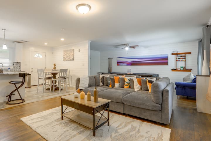 Fire Pit & Deck: Home 7 Mi To Mercedes-benz! - Atlanta, GA