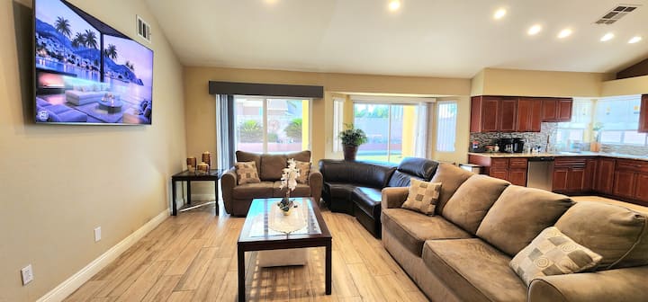 Spacious Oasis: King Bed, Pool, Spa, & Ev Charger - North Las Vegas, NV