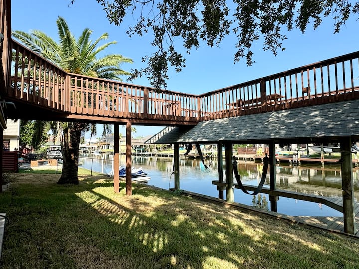 Paradise Waterfront Home With Huge Backyard Lot - Texas City, TX