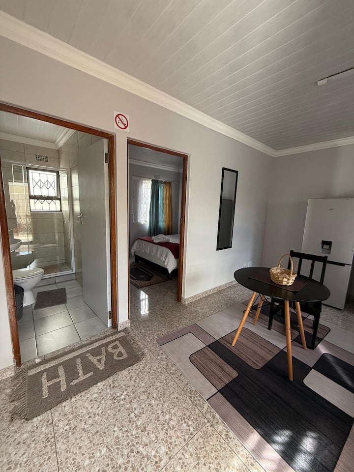 Adorable Apartment With Private Bathroom & Kitchen - Goodwood