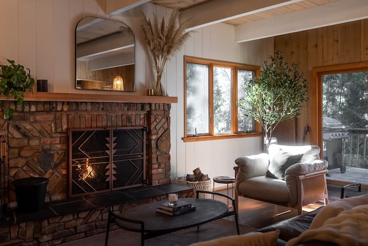 Beautiful Lakefront Cabin Nestled In The Trees! - Crestline, CA