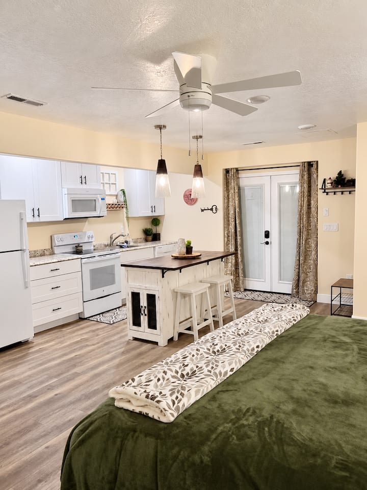 Themed Studio  King Bd  Full Kitchen  The Pony - Cedar City, UT