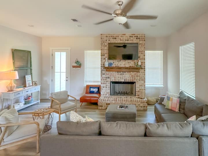 Coastal Jewel Spacious Beach Home Steps To Sand - Gulfport, MS