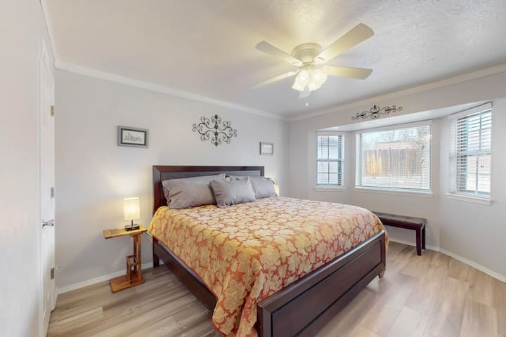 Updated 3/2 Home (King)near Balloon Fiesta W/yard - Albuquerque, NM