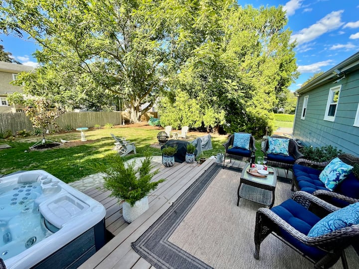 Sweet Spot: Hot Tub, King Bed, Town & Beaches! - Bristol, RI