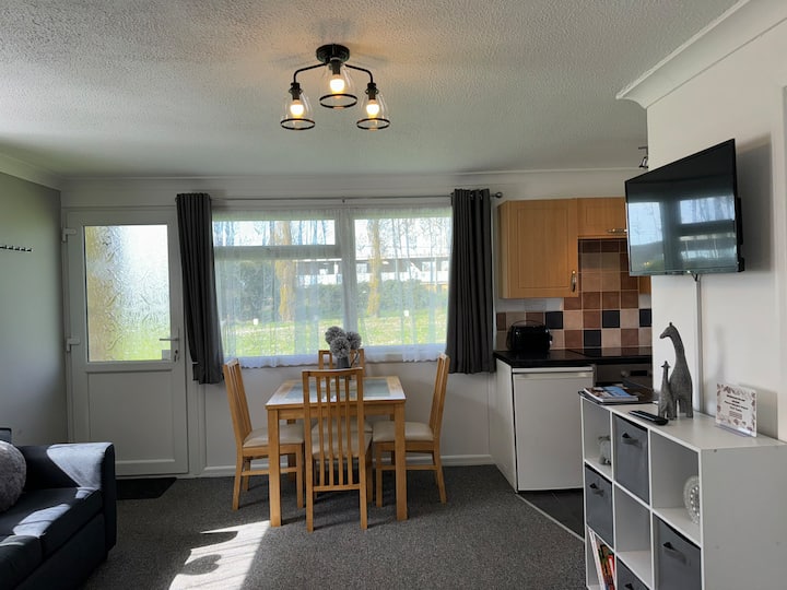 Detached , 2 Bed Chalet In Hemsby, Sleeps 6 - Hemsby