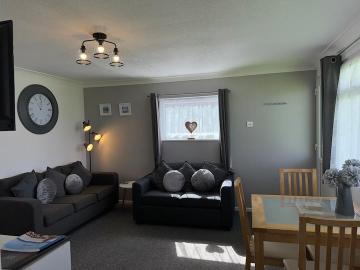 Detached , 2 Bed Chalet In Hemsby, Sleeps 6 - Hemsby