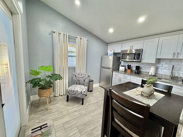 Beary Relaxing Tiny Home - Tampa, FL