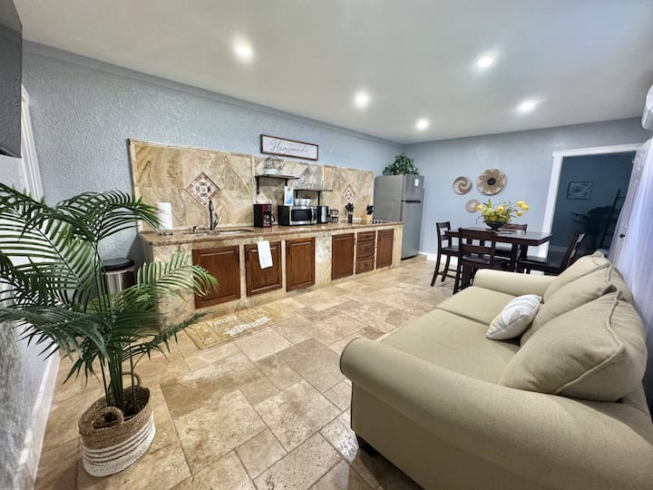 Stylish Guest Suite - Tampa, FL